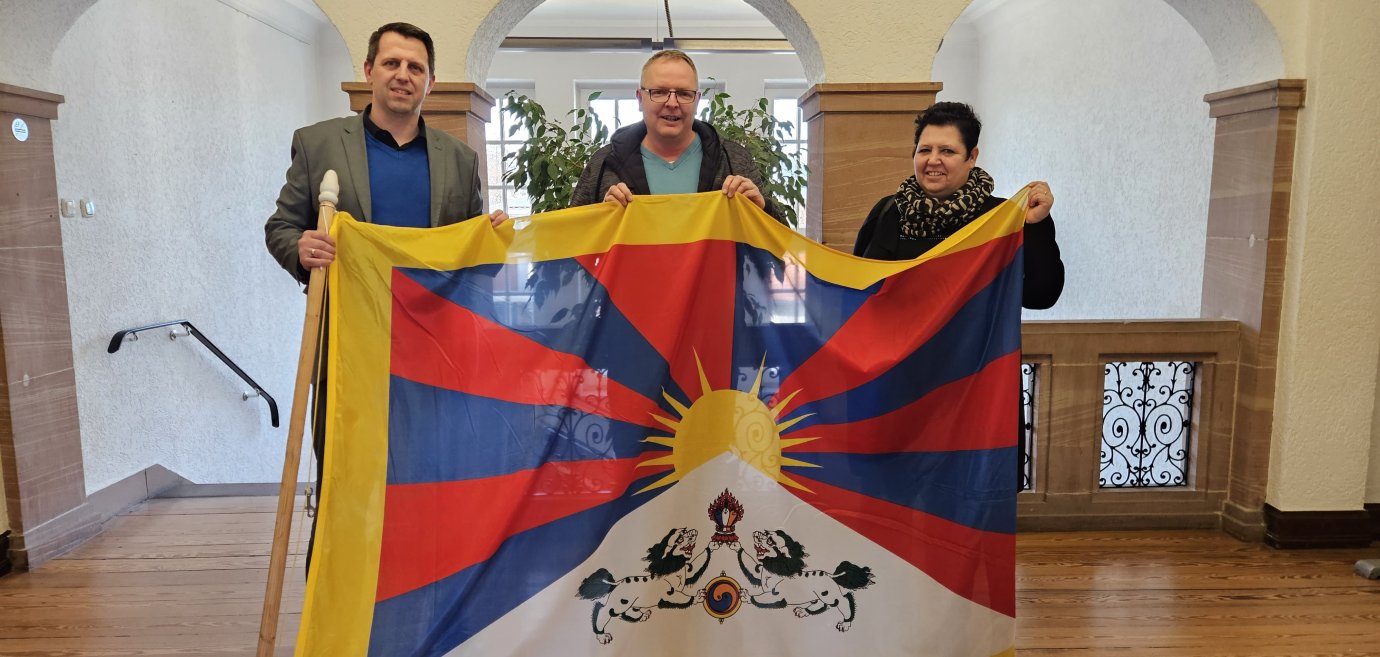 Gemeinde Altenstadt und Limesschule zeigen gemeinsam Flagge für Tibet | Gemeinde Altenstadt (Hessen)